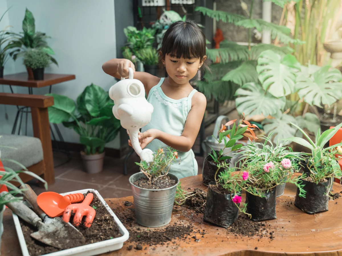 Tiny Gardeners: Kids Grow Plants and Flowers - Children Are Loved